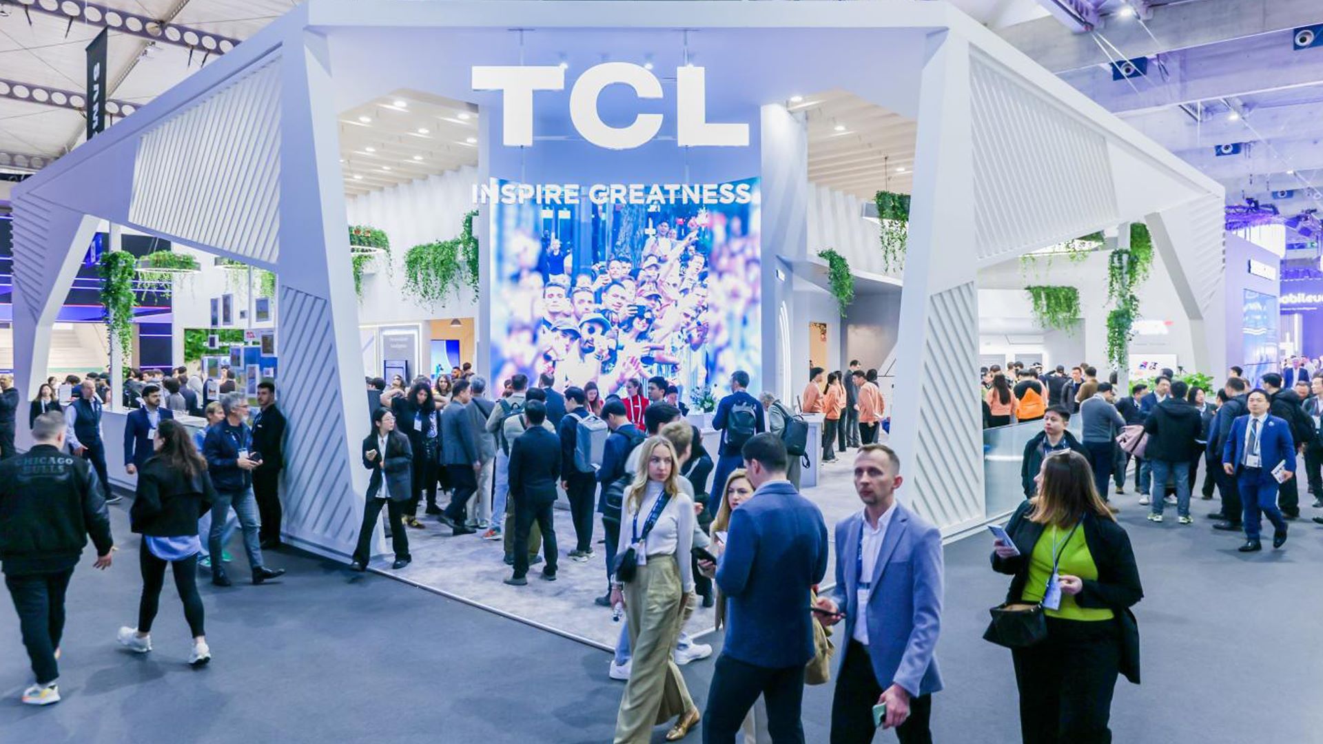 TCL PRÉSENTE SES NOUVELLES GAMMES 2025